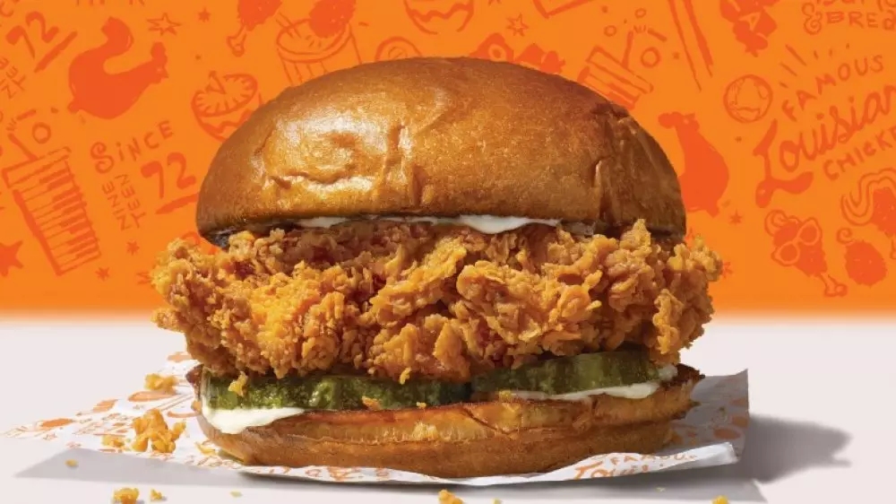 Popeyes kycklingsmörgås