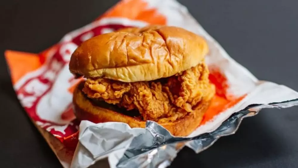 Popeyes kycklingsmörgås