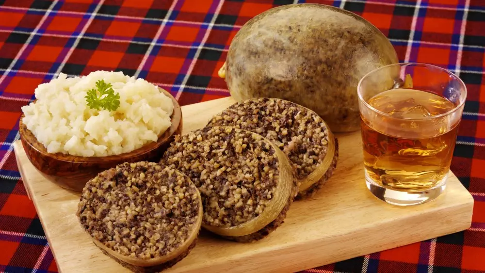 skåret haggis på et skærebræt