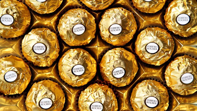 Σοκολάτες ferrero rocher με τυλιγμένο φύλλο χρυσού