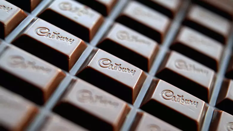 Κινηματογράφηση σε πρώτο πλάνο μιας ράβδου σοκολάτας Cadbury