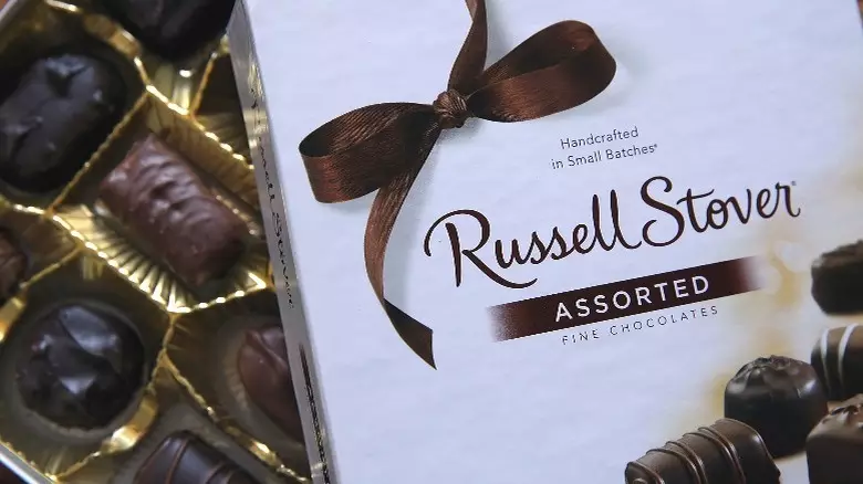 Ένα κουτί με ανάμεικτες σοκολάτες Russell Stover