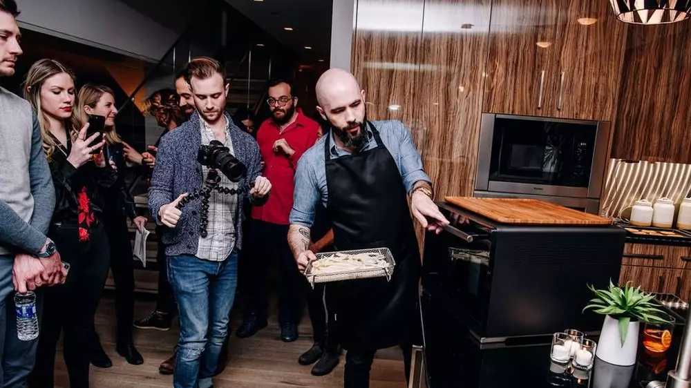 Andrew Rea filmează Babish