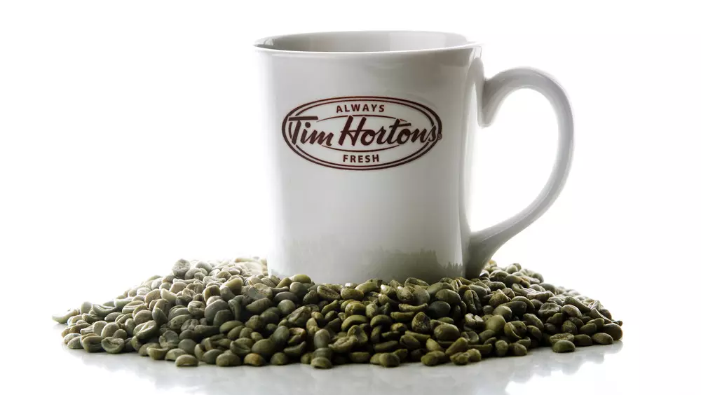 Cana Tim Hortons în mijlocul boabelor de cafea