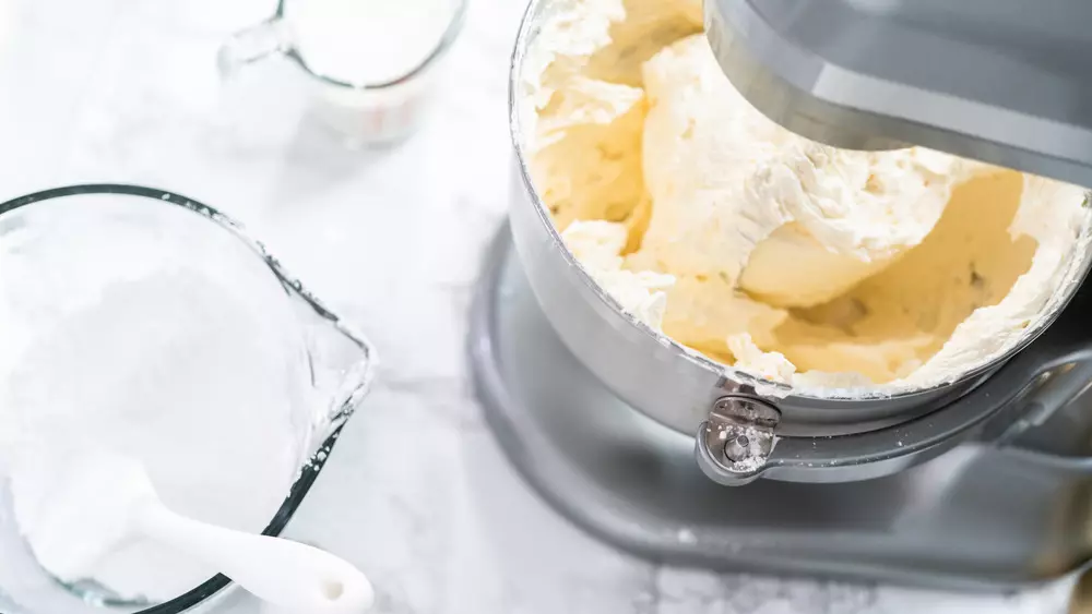 Preparasi icing buttercream kanthi mixer