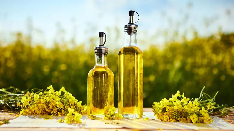 botellas de aceite de colza e canola