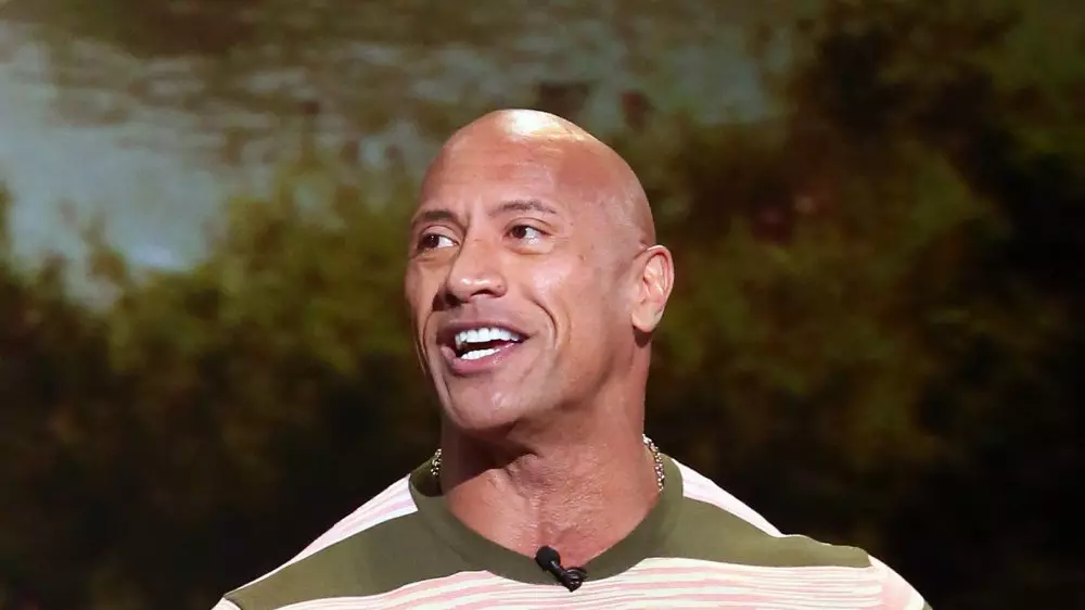 The Rock Gülünç Bir Şekilde Hile Günü Yemeğini Paylaşıyor