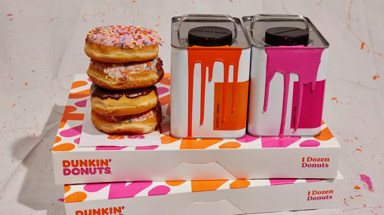डंकिन के डोनट्स और डंकिन बॉक्स पर गुलाबी और नारंगी रंग के डिब्बे