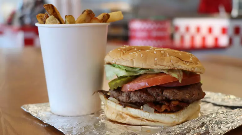 Fënnef Kärelen Burger a Fritten