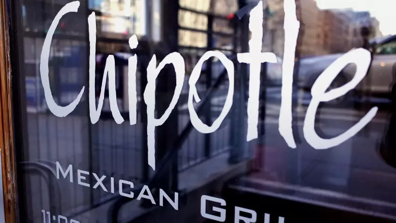 Y Rheswm Gwirioneddol Nid yw Chipotle yn Gwasanaethu Queso 650_1