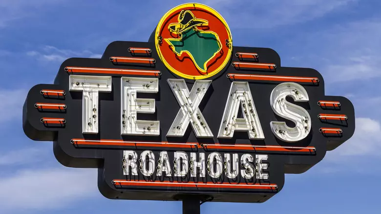 ป้าย Texas Roadhouse กับท้องฟ้าสีคราม