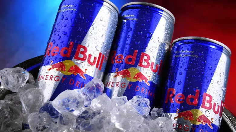 Қуттиҳои нӯшокии энергетикии Red Bull дар рӯи ях