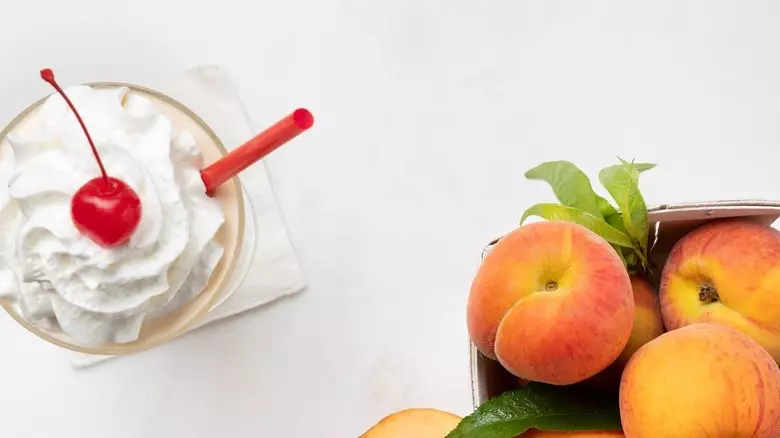 Persikų pieno kokteilis su šviežiais persikais