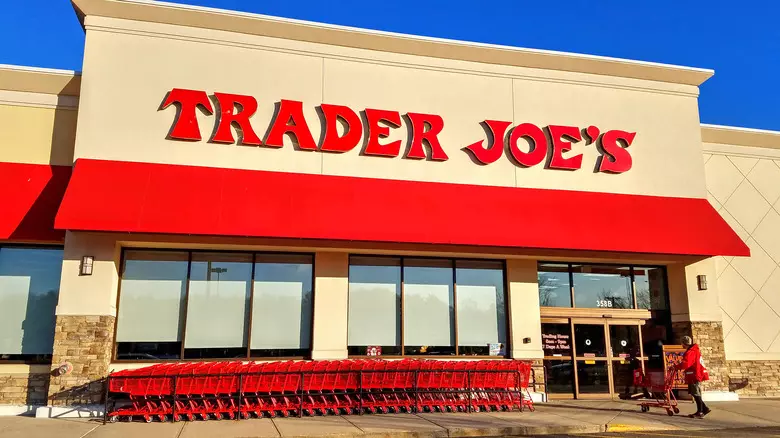 În fața magazinului lui Trader Joe