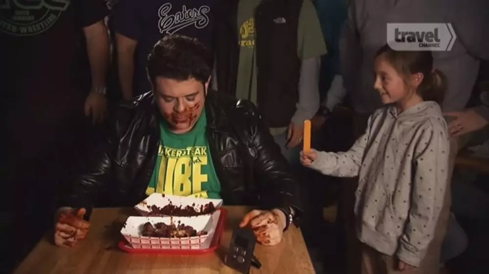 Adam Richman soportando el Hellfire Wings Challenge