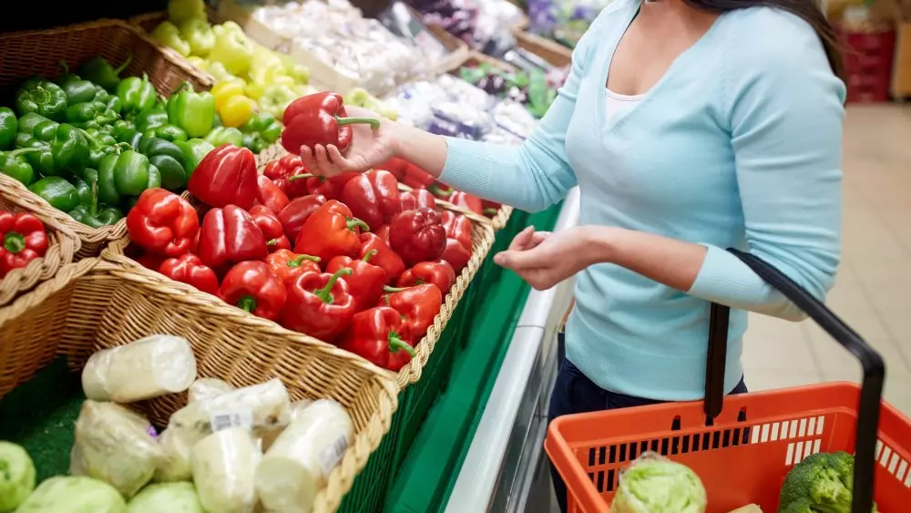 babaeng namimili sa grocery store