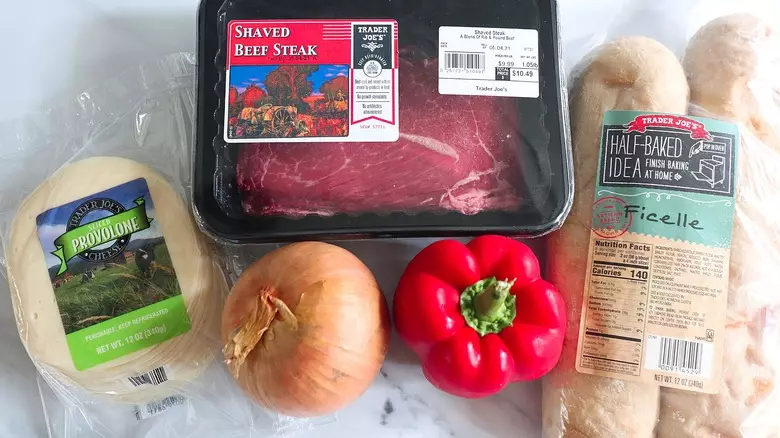 Hovězí steak Trader Joe, ficelle, sýr provolone, cibule, paprika