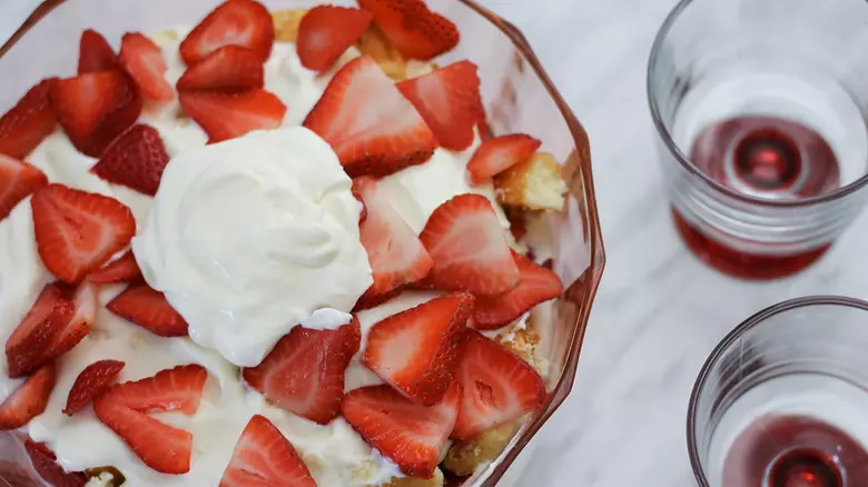 Enkel Strawberry Punch Bowl Cake