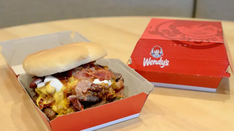 Ang burger ni Wendy nga adunay bacon ug sili