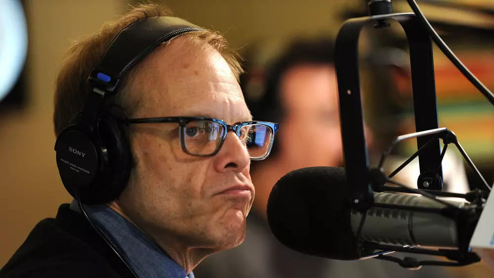 Nakasimangot ang celebrity chef na si Alton Brown