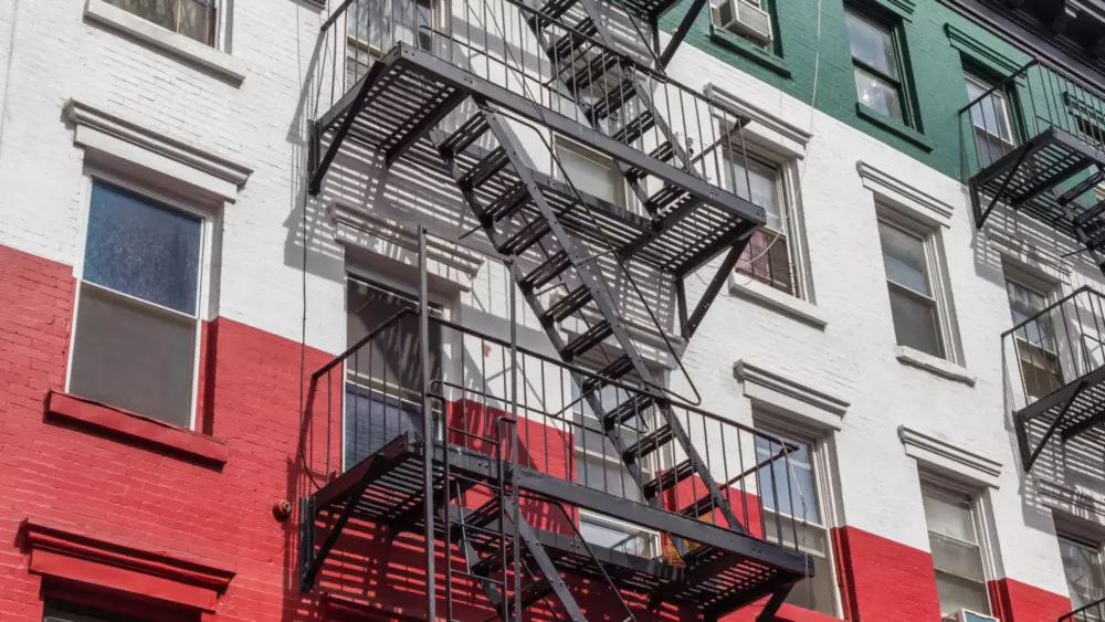 Ndërtesa e NYC me flamur italian të pikturuar