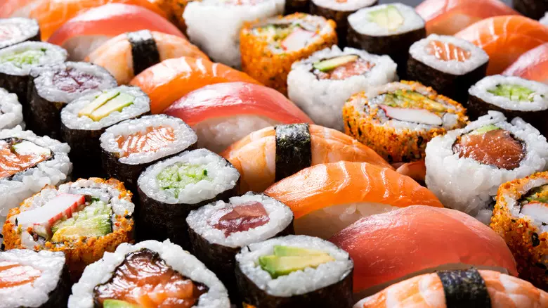 La mujer pionera ama el sushi
