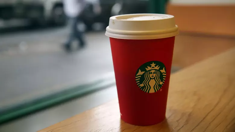 A verdade não contada dos copos vermelhos da Starbucks