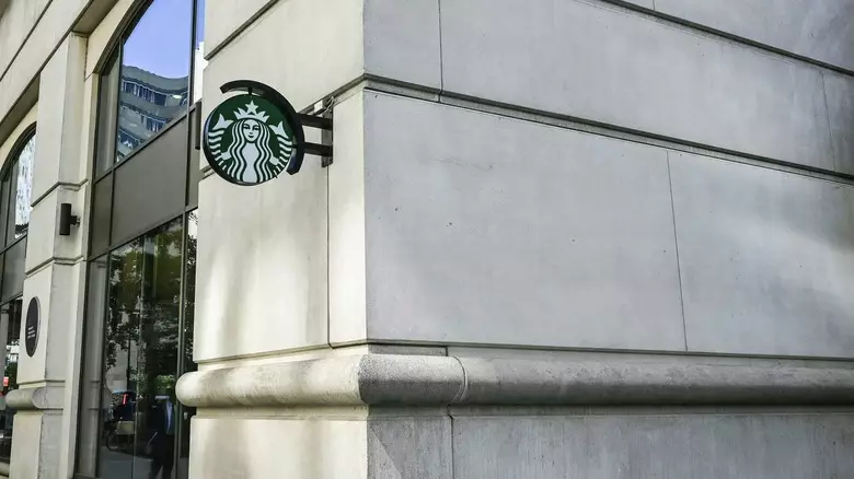 La facciata del negozio Starbucks