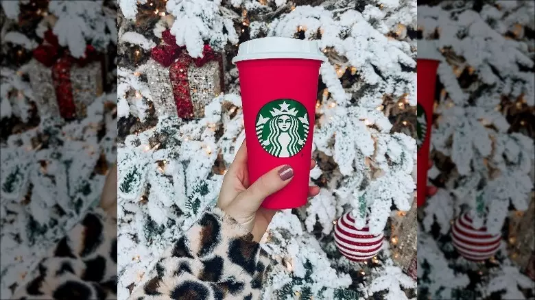 Червона чашка Starbucks 2015 року