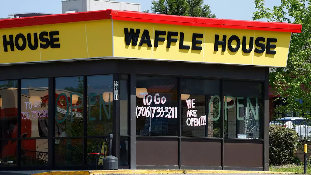 Βιτρίνα του εστιατορίου Waffle House κατά τη διάρκεια της ημέρας