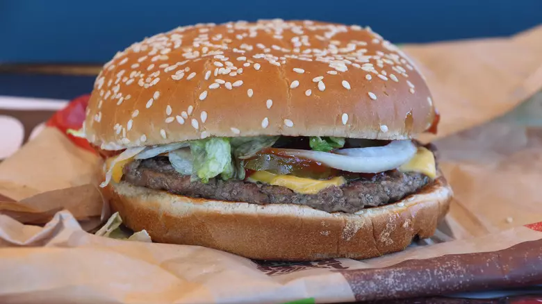 Burger King Whopper op een papieren zak