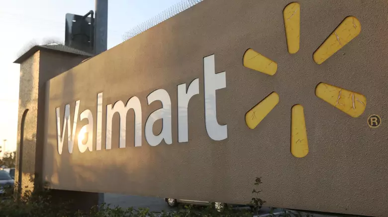 За пределами торговой точки Walmart