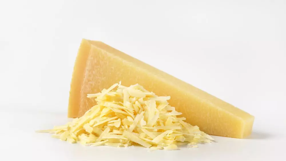 parmesan አይብ