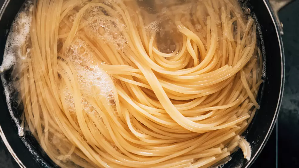 Spaghetti nyob rau hauv ib lub lauj kaub