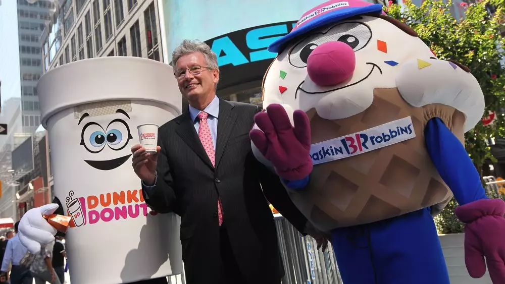 NYSE сыртындагы Dunkin' donuts жана Baskin Robbins талисмандары