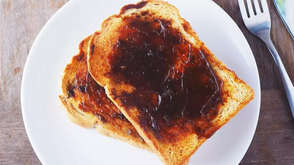 Marmite amafalikira pa toast