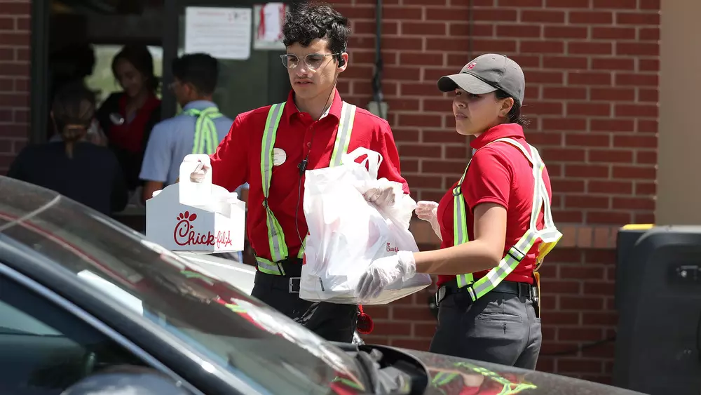 Mga empleyado ng Chick-fil-A na may mga parsela ng pagkain mula sa Chick-fil-A