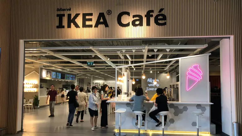 Cilvēki ēd iekštelpu IKEA kafejnīcā