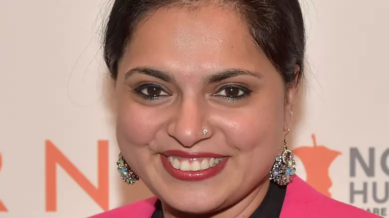 Maneet Chauhan besišypsanti su auskarais ir rožine viršutine dalimi