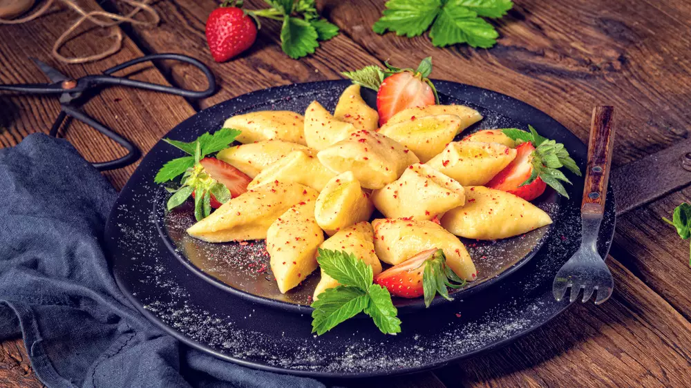 Albóndigas de patata polacas con fresas