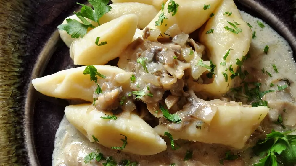 Kopytka mushroom sauce