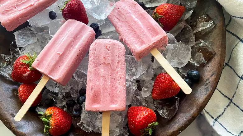 strawberry smoothie popsicles dina és