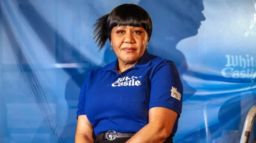 Karyawan White Castle Elaine Wallace dengan seragam baru