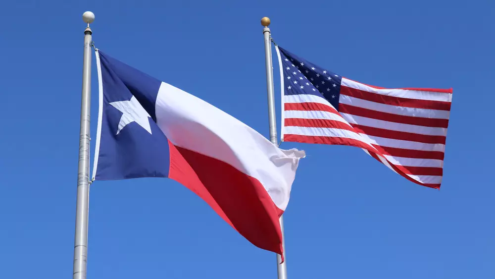 Teksasas karogs un Amerikas karogs plīvo kopā