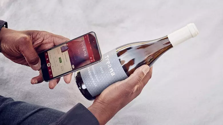 vivino proqramından bir şüşə şərabla istifadə edən şəxs