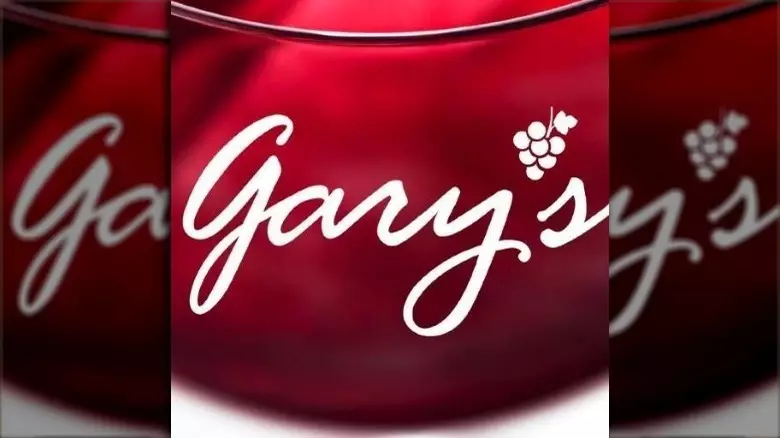 Qırmızı şüşə üzərində Gary's Wine & Marketplace loqosu