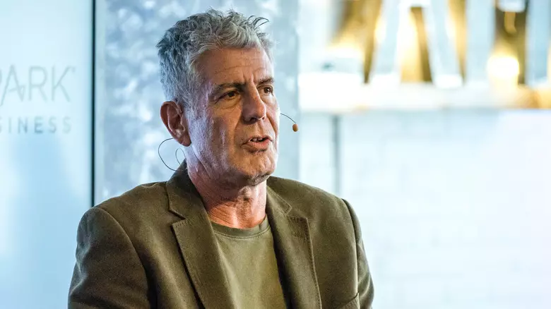 Anthony Bourdain ເວົ້າໃສ່ຫູຟັງ