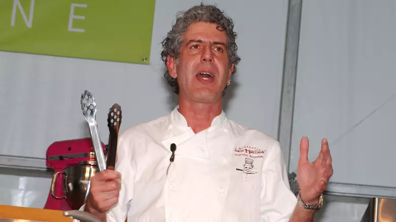 Bourdain gătește în 2005