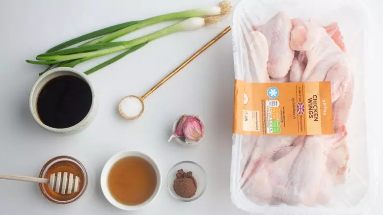 Los ingredientes para las alitas de pollo chinas con cinco especias
