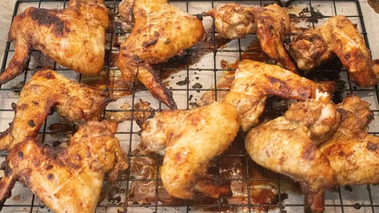 En rekke kokte kyllingvinger